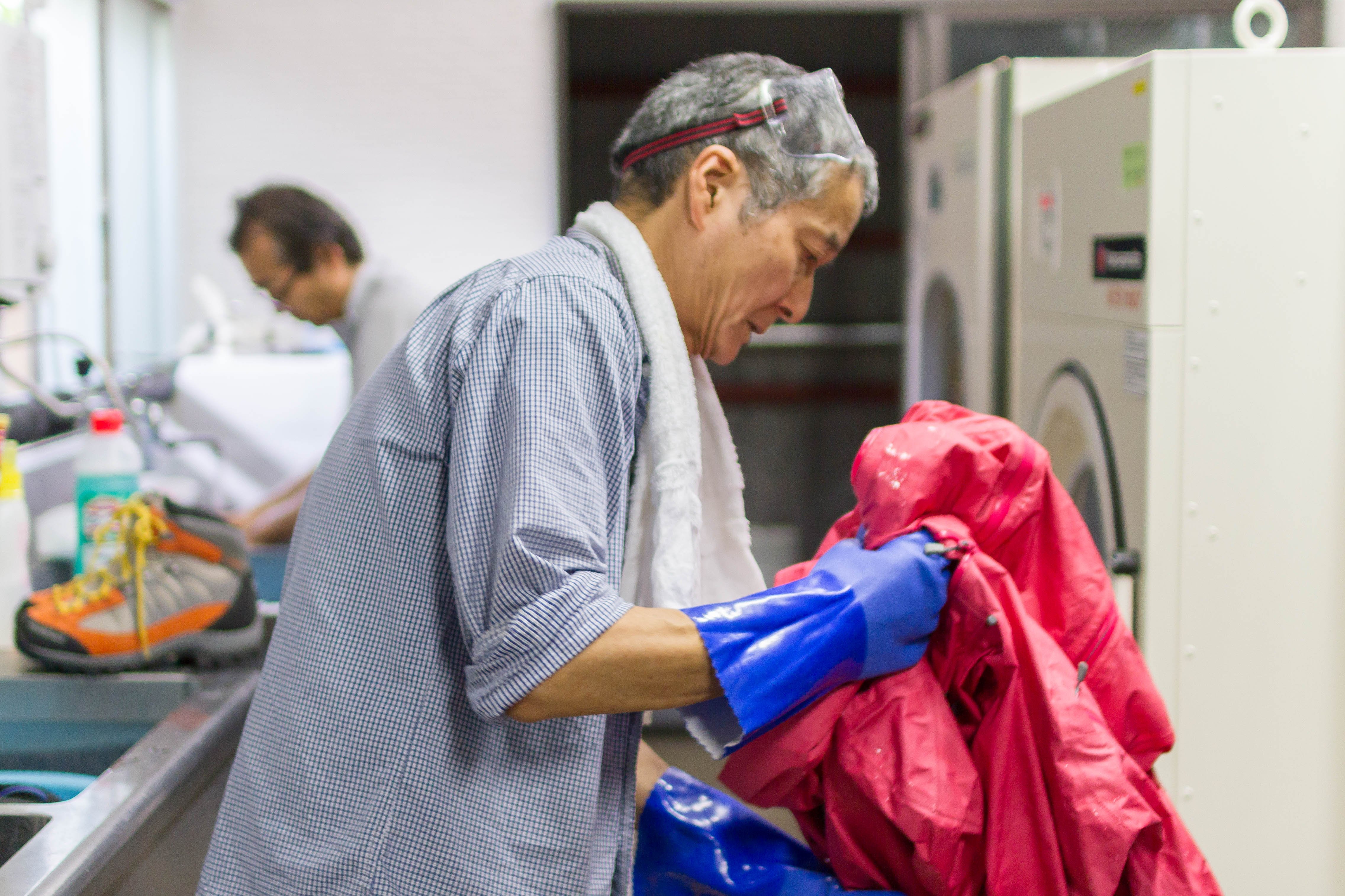 DWR(durable water repellent) coating reactivation for outdoor garments